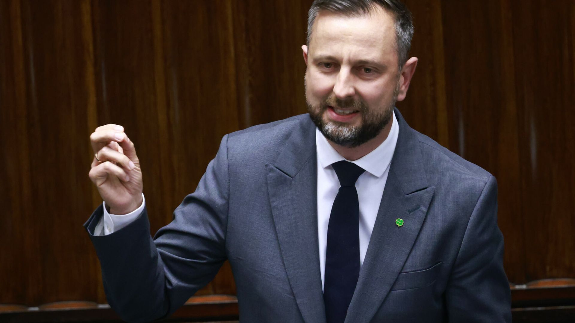 Szef MON ujawnił "harmonogram tej trudnej nocy". Tak wyglądał nalot ...
