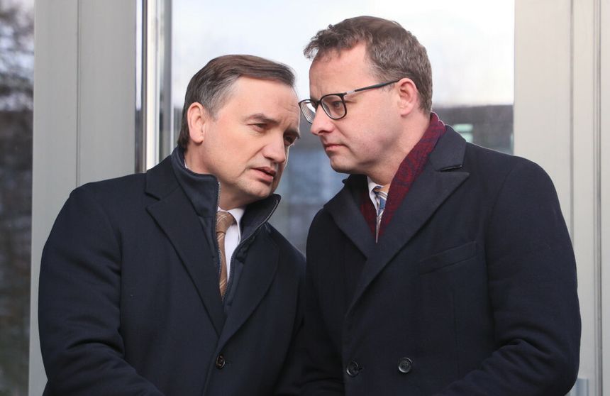 Romanowski bez paszportu, to samo czeka Ziobrę? Prokuratura ma plan na ...
