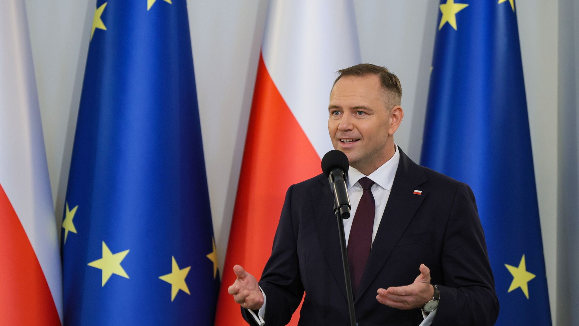 Nawrocki pokazał się w oknie Belwederu. Nieformalny strój prezydenta ...