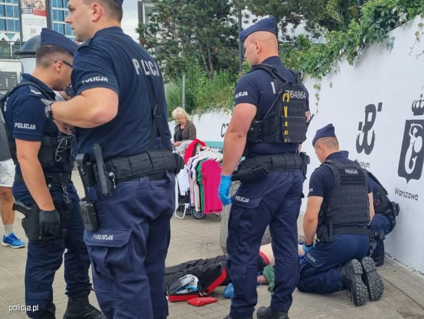 Wstrząsająca akcja przy metrze Centrum. Policjanci ratowali mężczyznę ...