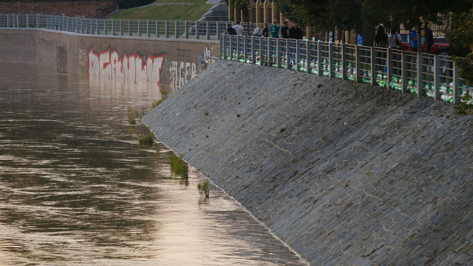 Odra we Wrocławiu przekroczyła stan alarmowy. Poziom wody rośnie ...