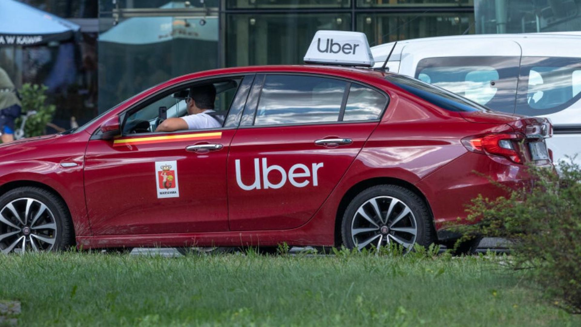 Uber wprowadza rewolucyjną zmianę. Nie potrzeba aplikcji, by zamówić ...