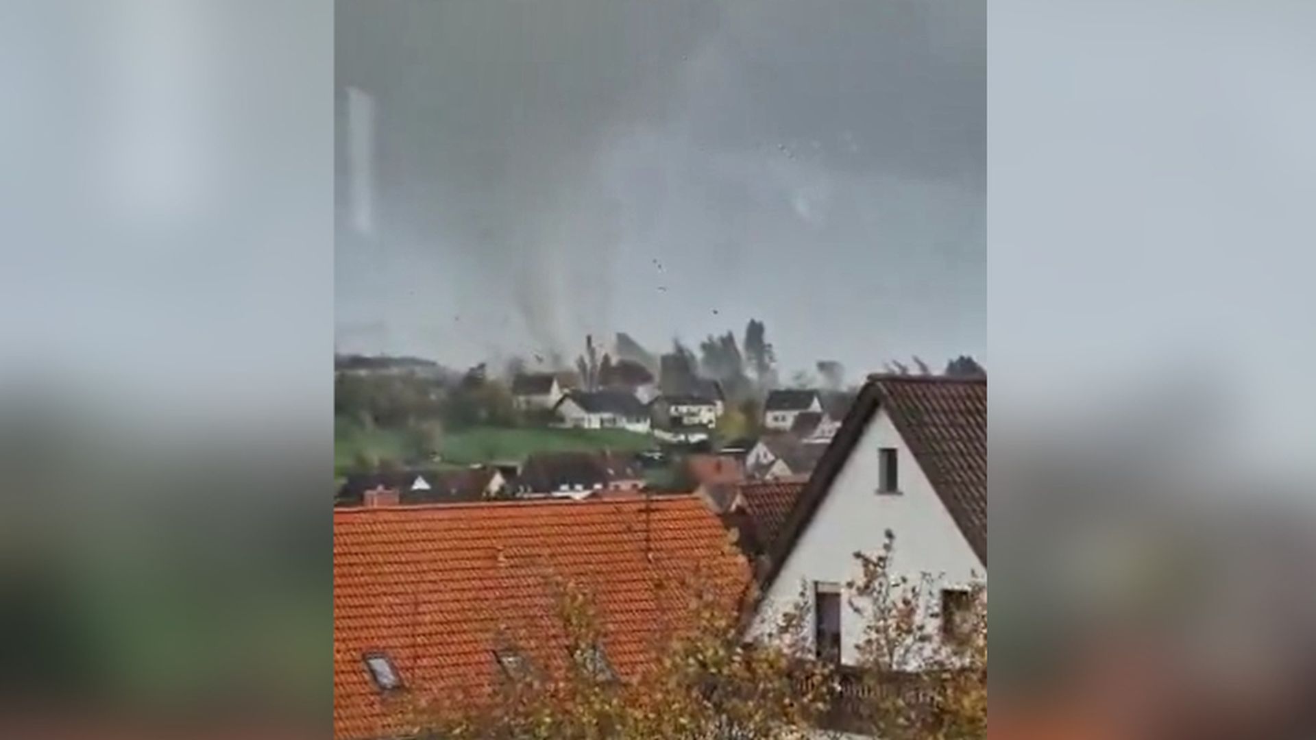 Przeszła 70-metrowa trąba powietrzna. “Cegły latały, ludzie w panice ...