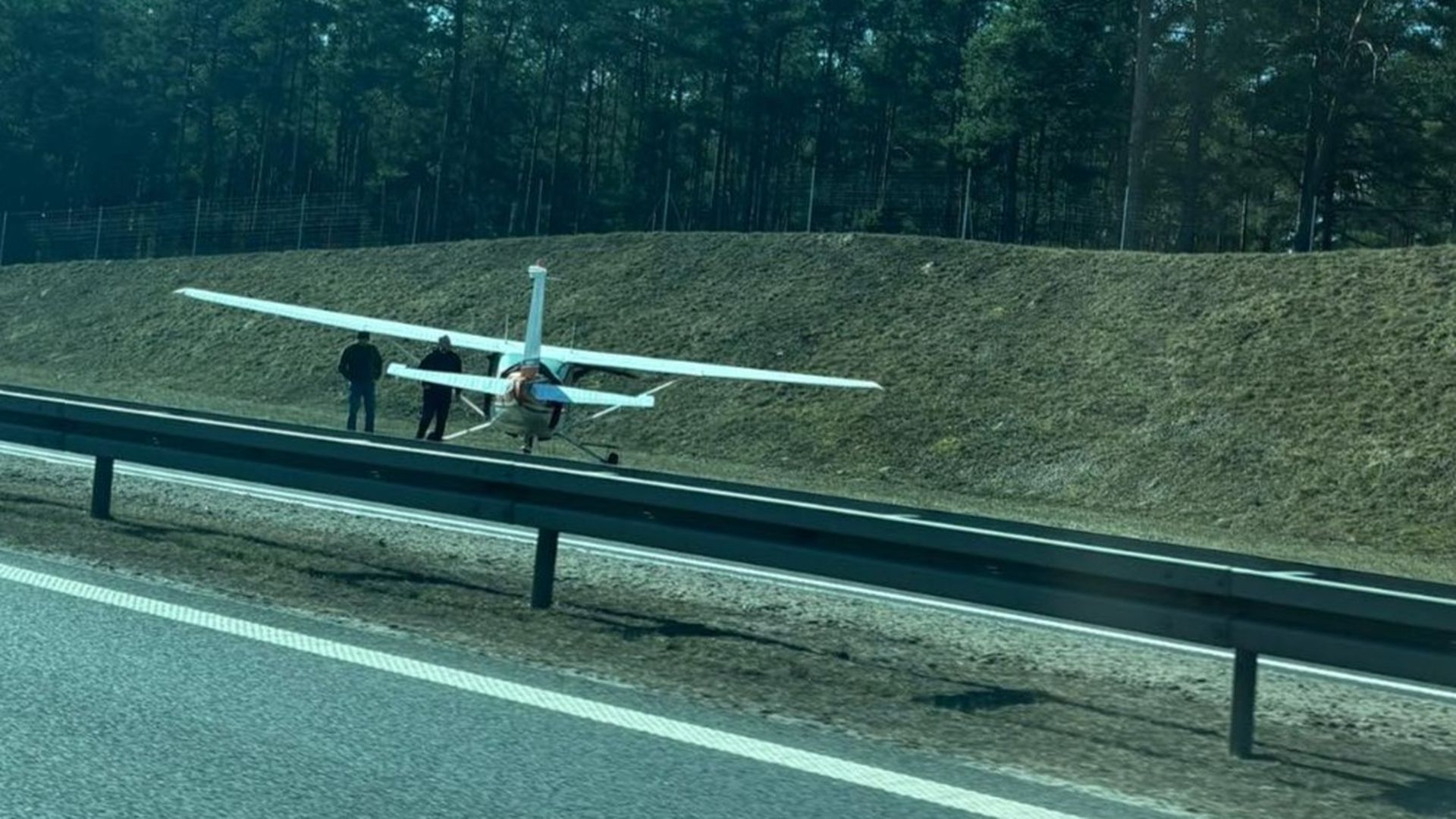 Awionetka wylądowała na A1. "Jadą służby, samolot jest nieoznakowany ...