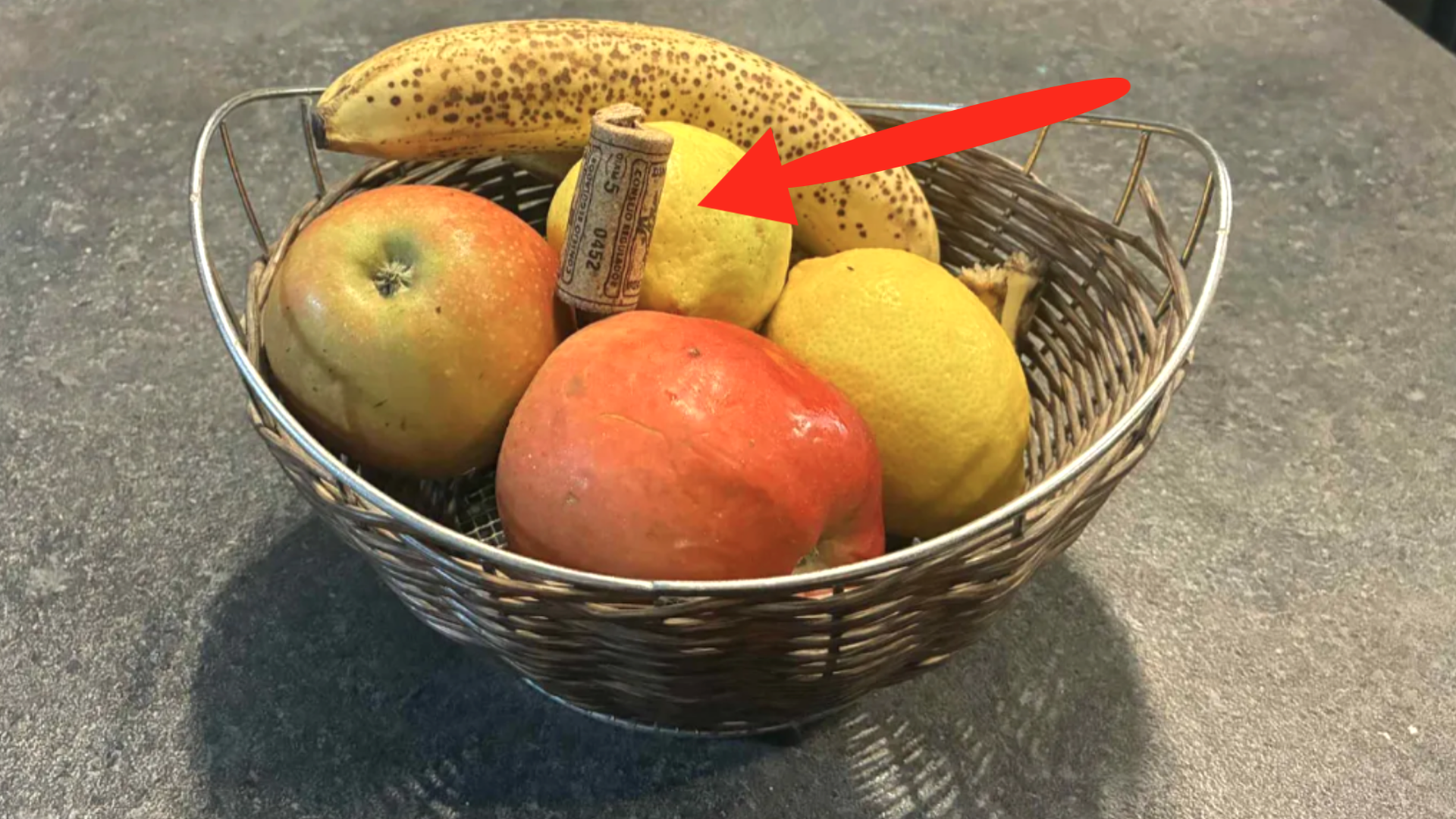 Korek od wina w koszu z owocami. Ten trik rozwiązuje irytujący problem ...