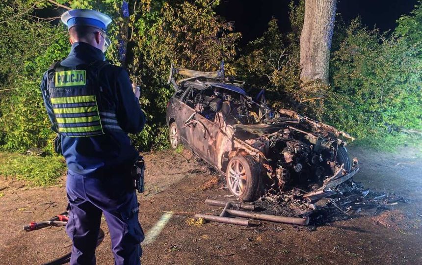 Śmiertelny wypadek w Starym Bukowcu. Samochód spłonął, nie żyje 19 ...